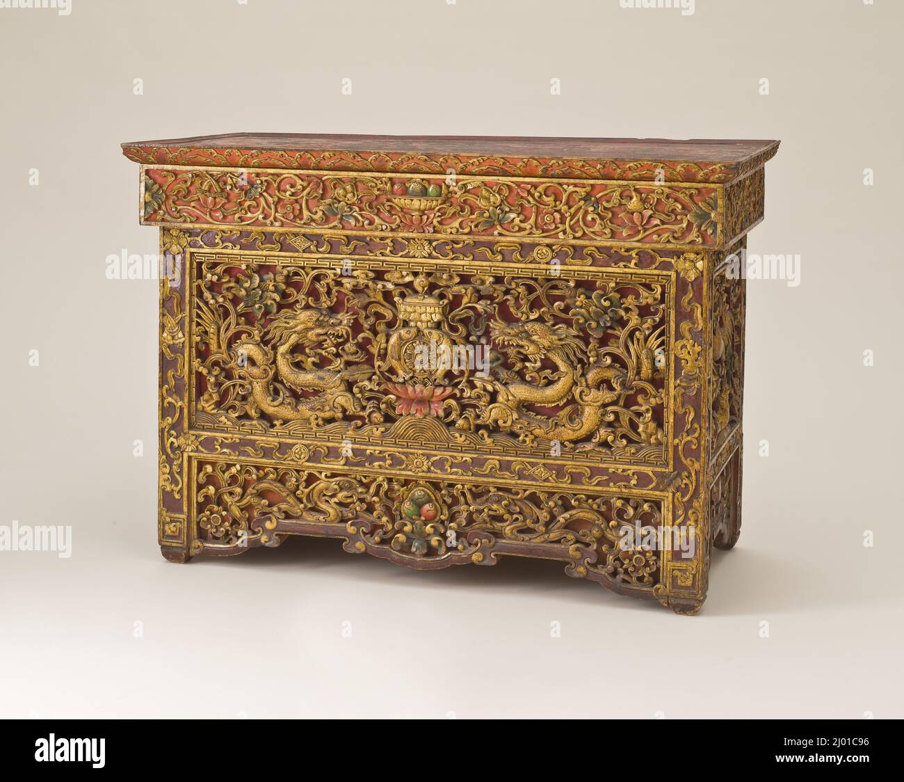 Table d'autel avec des dragons et des symboles de bon augure. Tibet ...