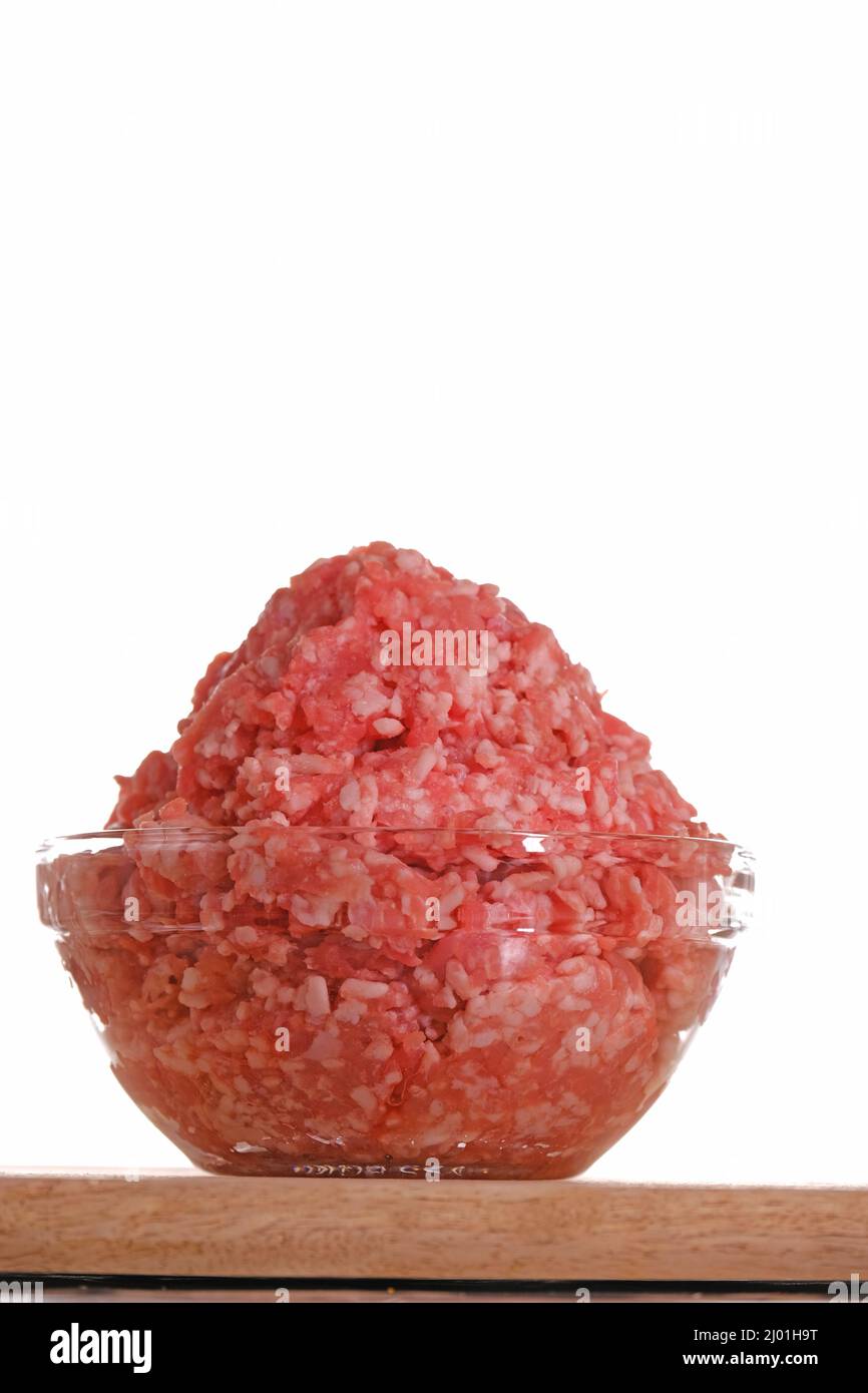 Porc haché. Viande fraîche brute hachée dans une tasse sur une table en ...