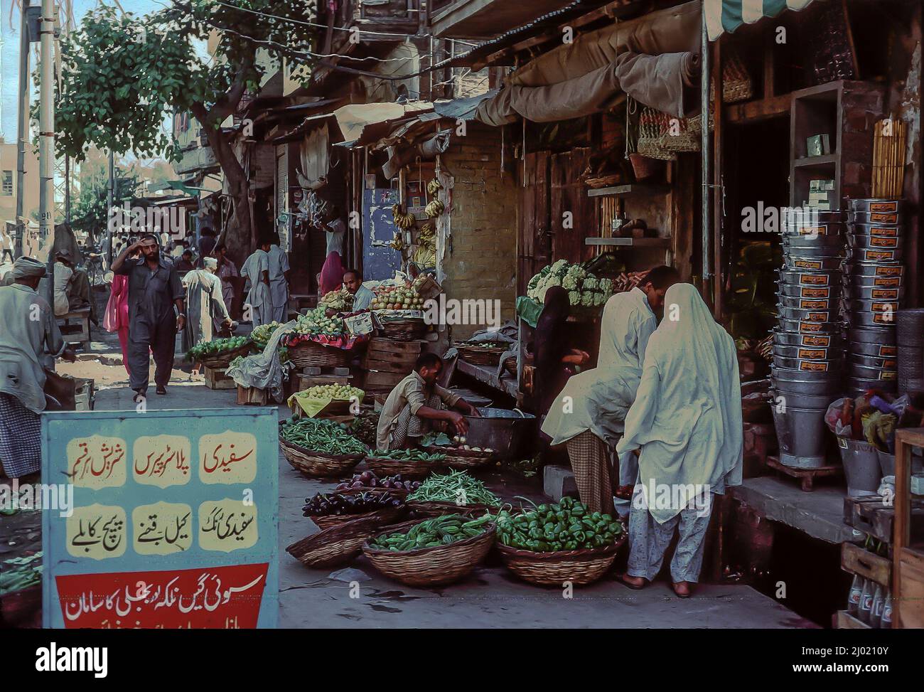 Scène de rue dans le quartier du bazar d'Anarkali, Lahore, Punjab ...