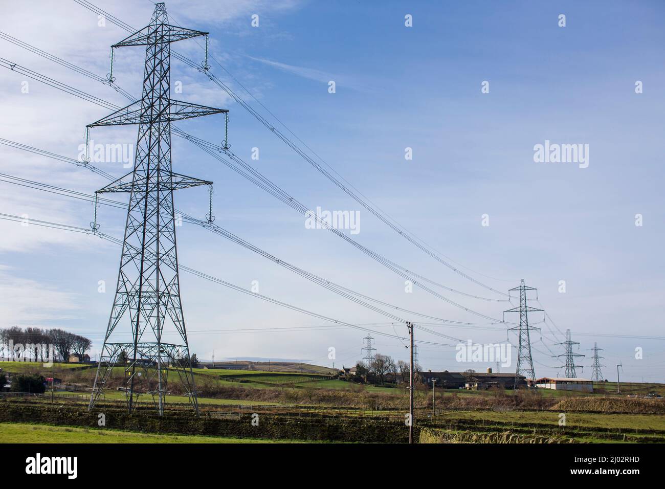 Les pylônes traversent le paysage de Pennine près de Thornton, Bradford ...