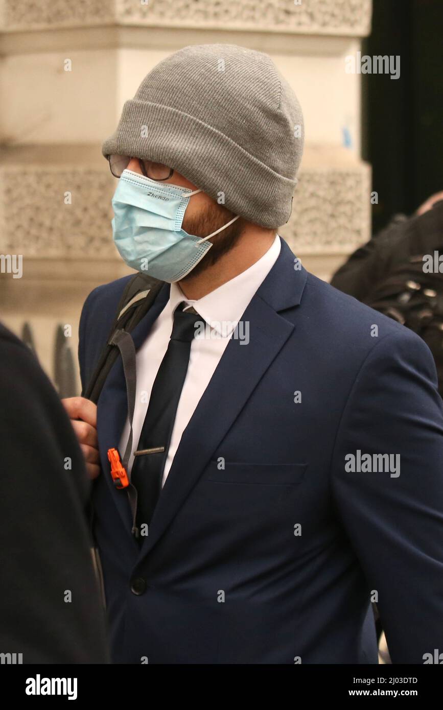 L'officier de police en service, Jonathan Cobban (au centre), quitte le ...