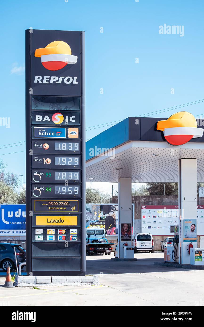 Repsol station-service affichage avec des prix très élevés de la ...