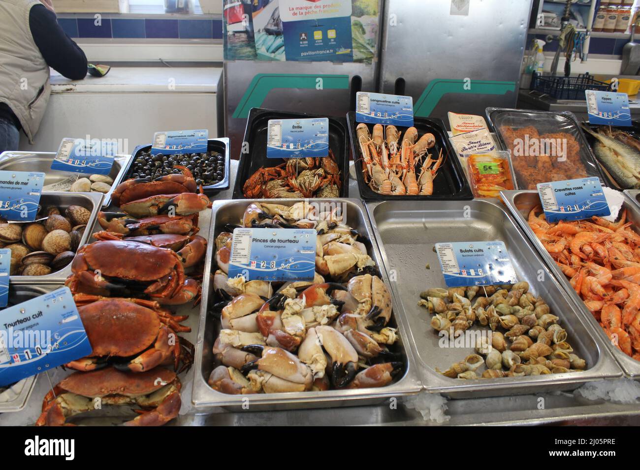 un marché avec du poisson frais, des crevettes et du crabe au célèbre ...