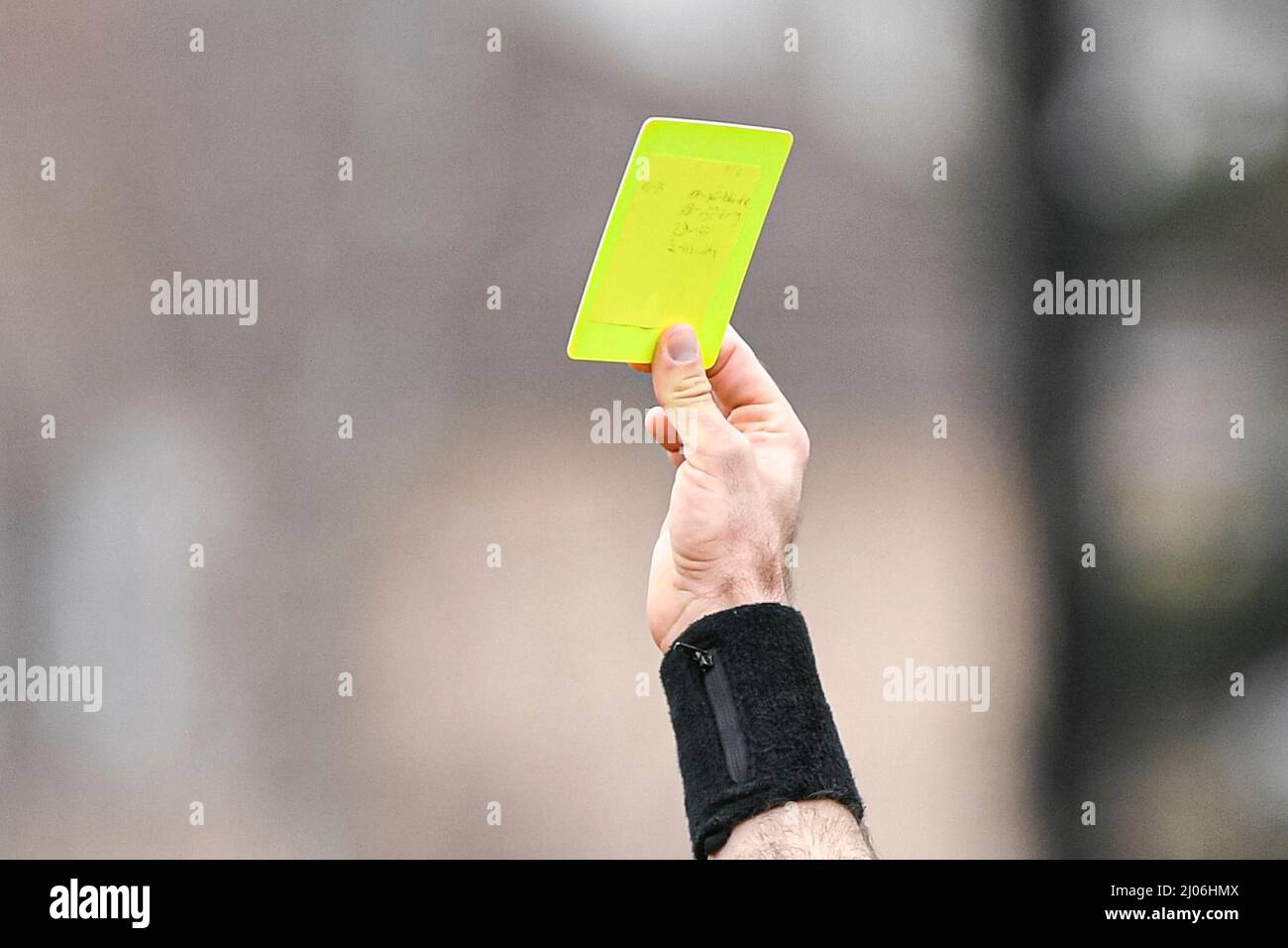 Carton jaune sport football Banque de photographies et d’images à haute ...