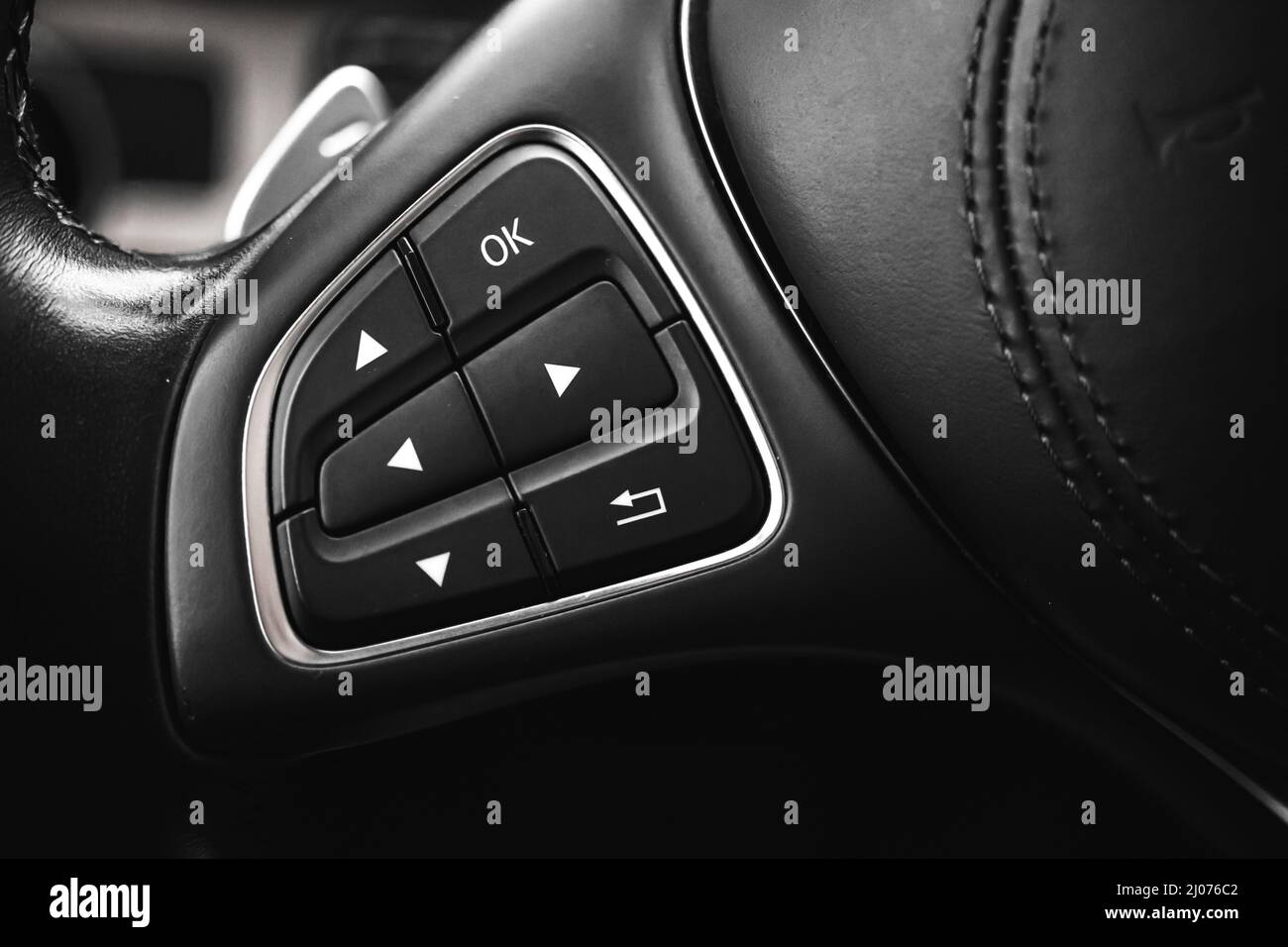 Bouton de commande au volant dans une voiture de luxe avec intérieur en ...