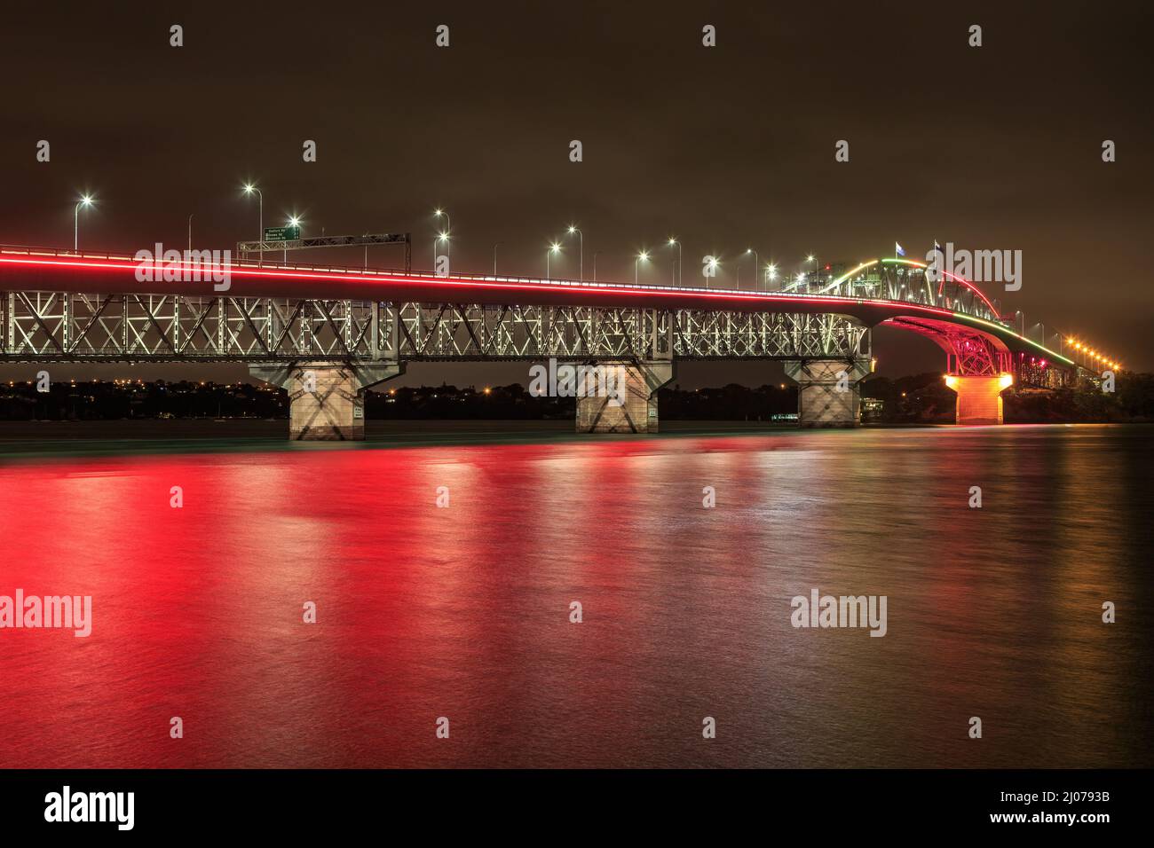 Le pont du port d'Auckland à Auckland, en Nouvelle-Zélande, s'est ...