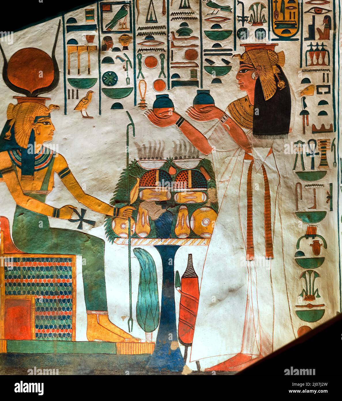 La reine Nefertari présente des offrandes à la déesse Hathor. Musée ...