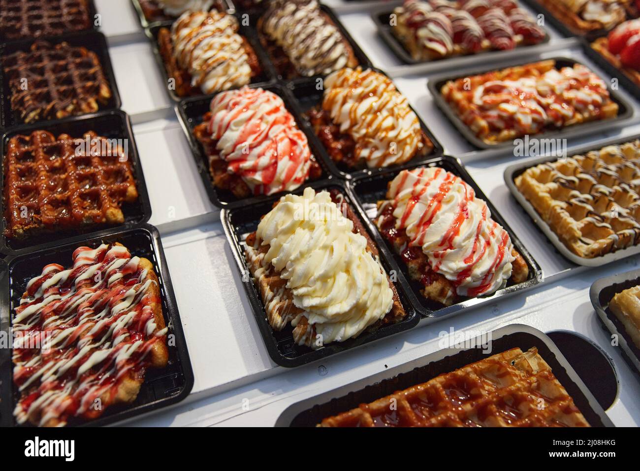 Diverses gaufres belges traditionnelles recouvertes de chocolat, de ...