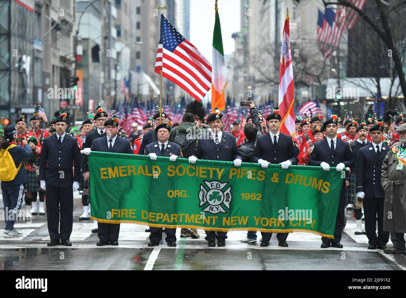 Les membres de la FDNY font une pause pour un moment de silence pendant ...
