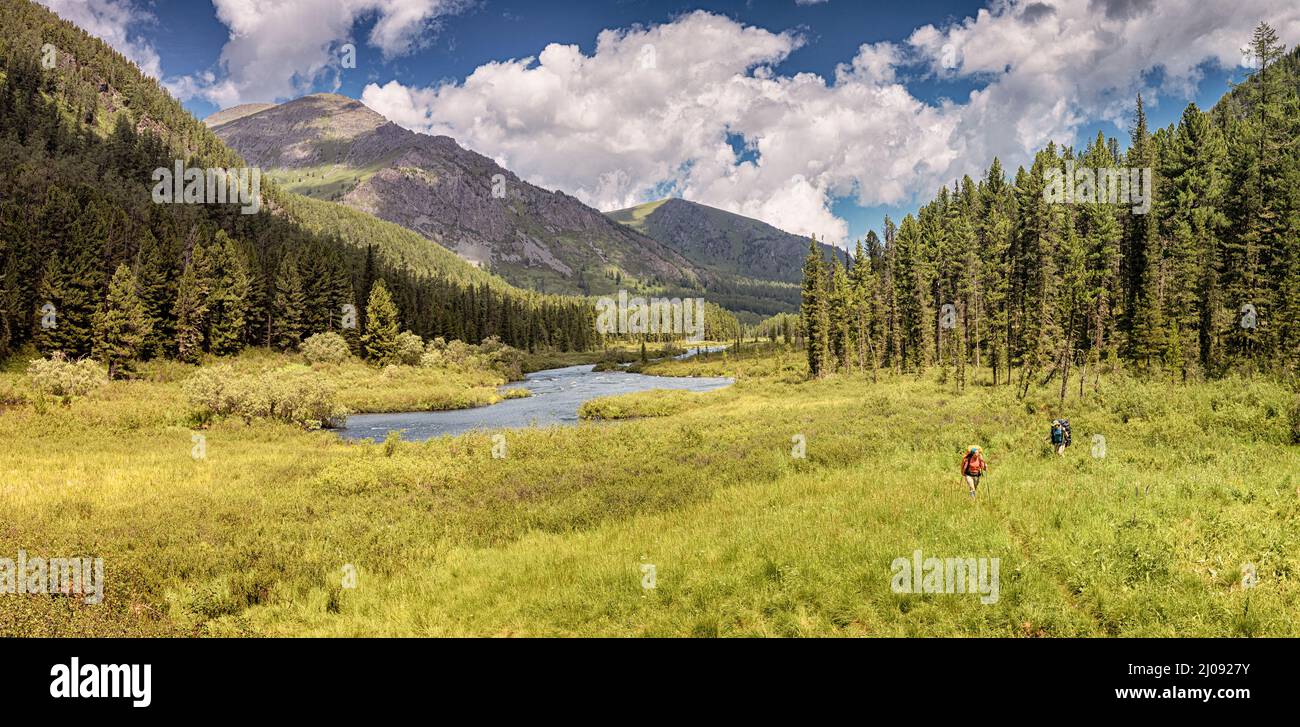 Deux voyageurs se promènent le long d'un sentier sur un plateau de ...
