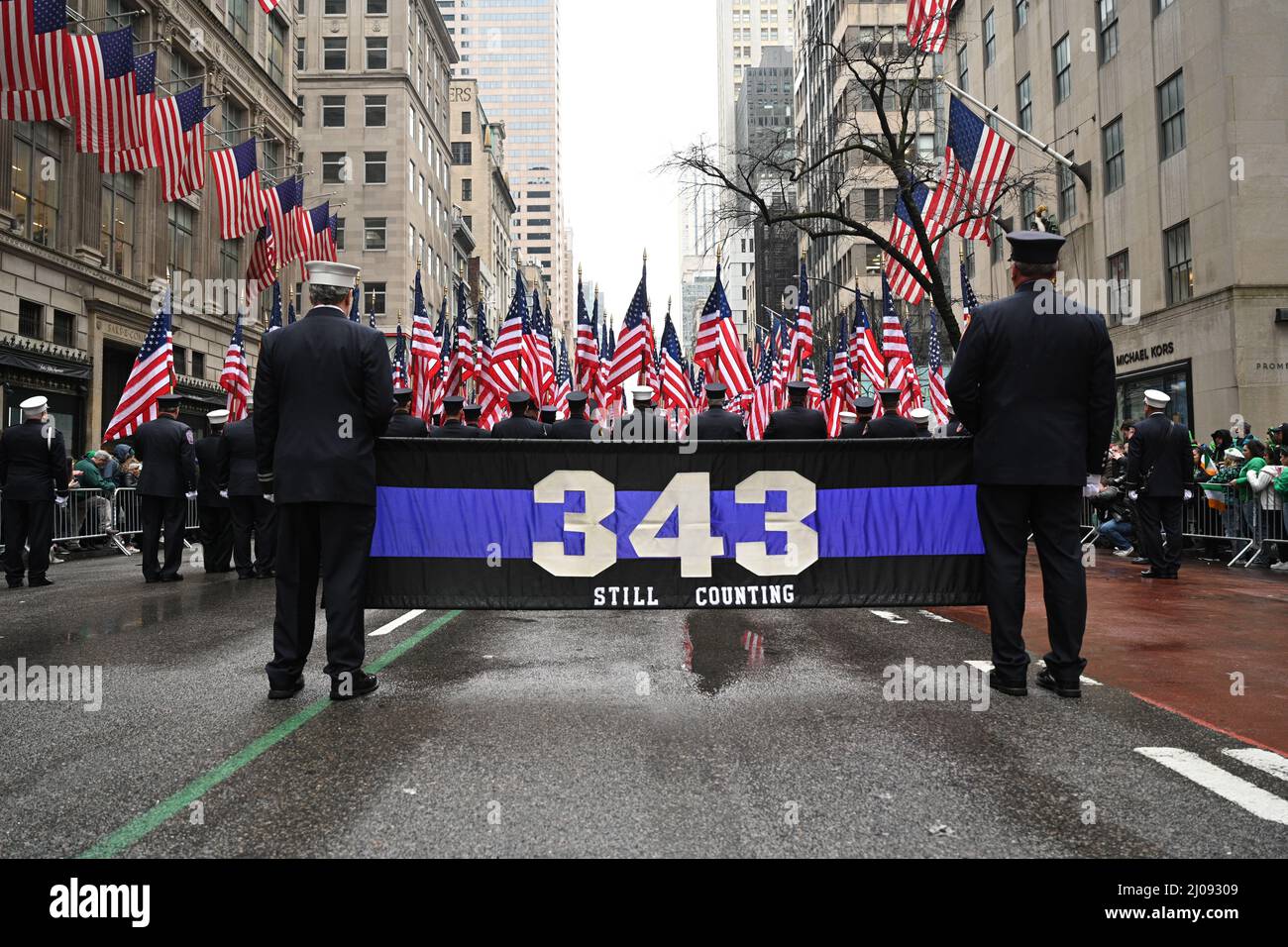 Les membres de la FDNY font une pause pour un moment de silence pendant ...