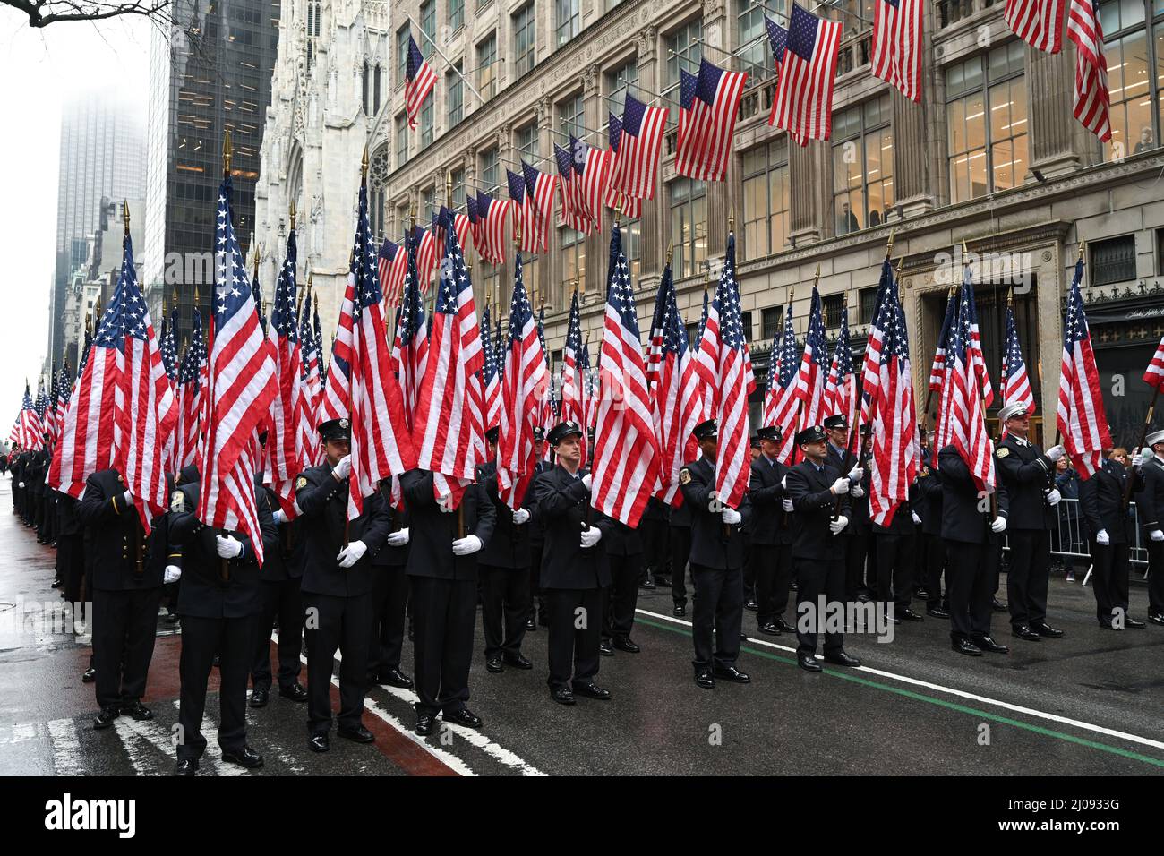 Les membres de la FDNY font une pause pour un moment de silence pendant ...