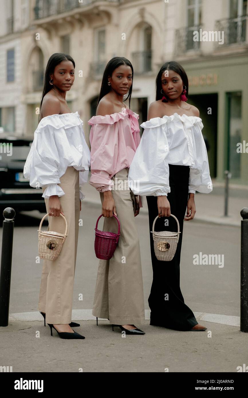 Street style, les sœurs Andrea, Angela et Sahra Kok arrivent à la présentation de Patou automne ...