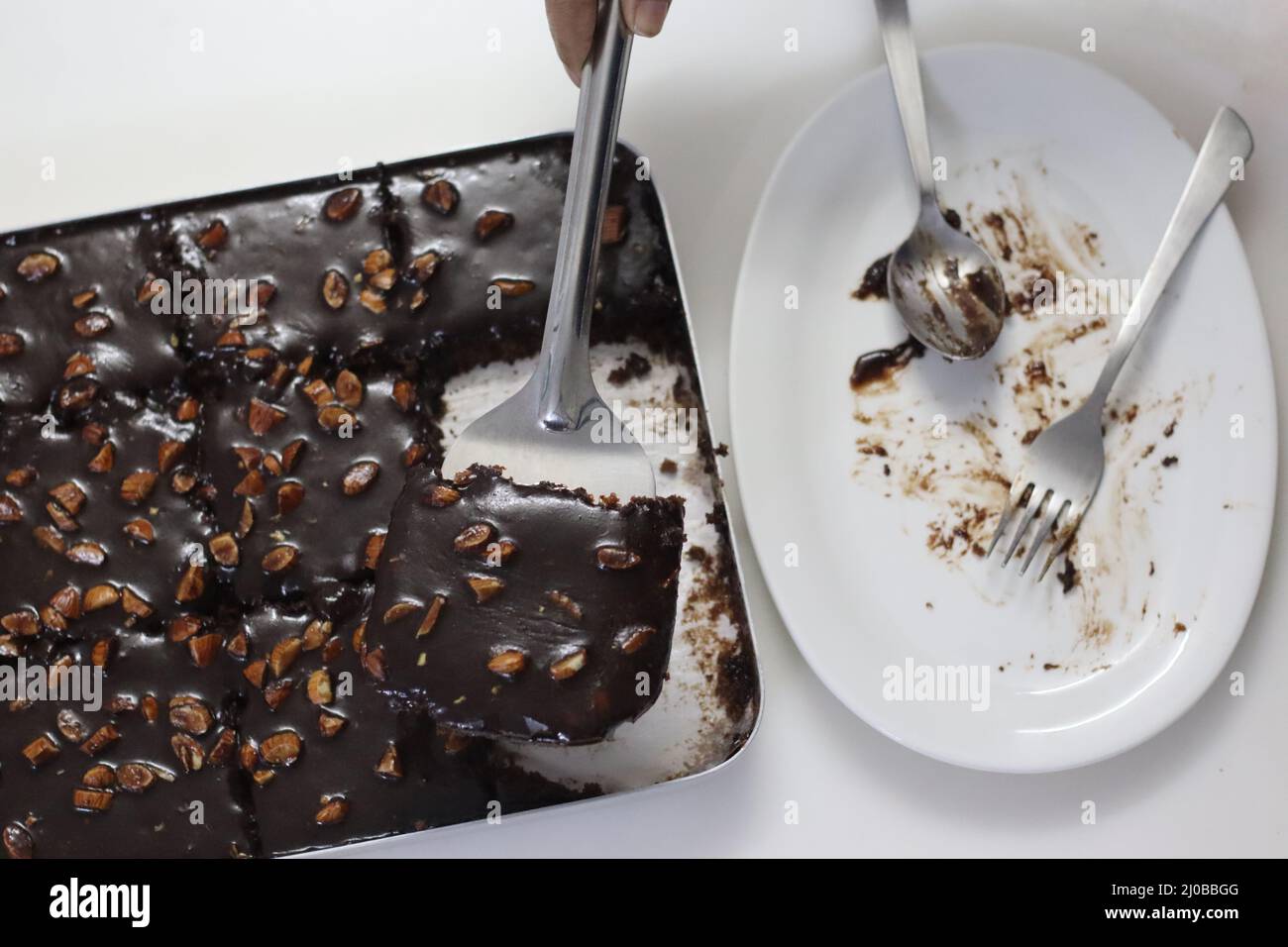 Tranche de gâteau de feuille de Texas servi sur une assiette. Beurre et ...