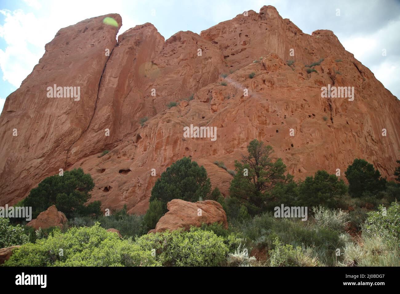 Formation de roches rouges géantes avec des arbres au fond dans le ...