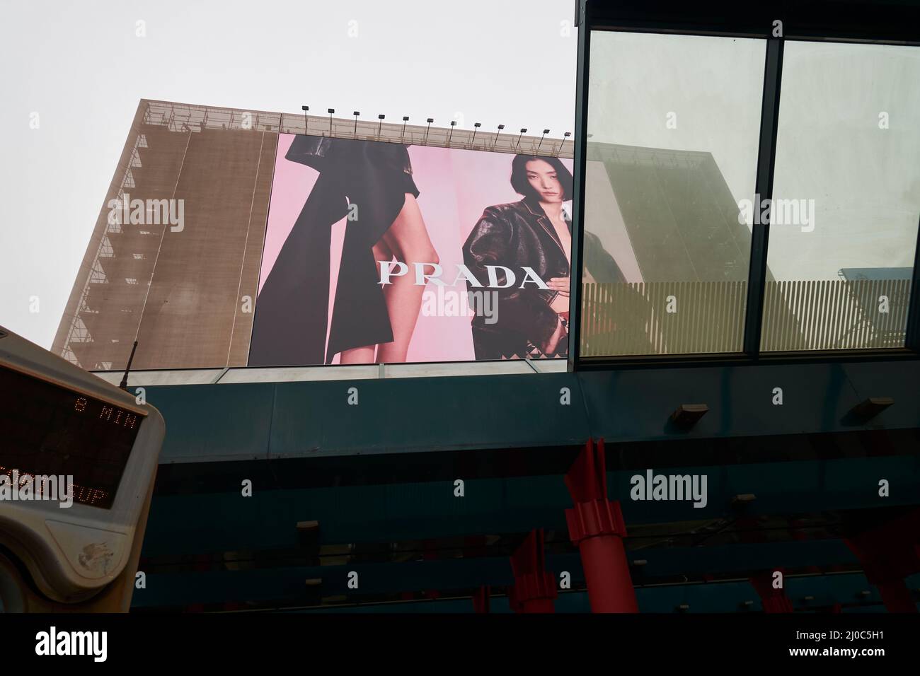 Milano, piazzale Cadorna, grand panneau publicitaire de la marque Prada ...