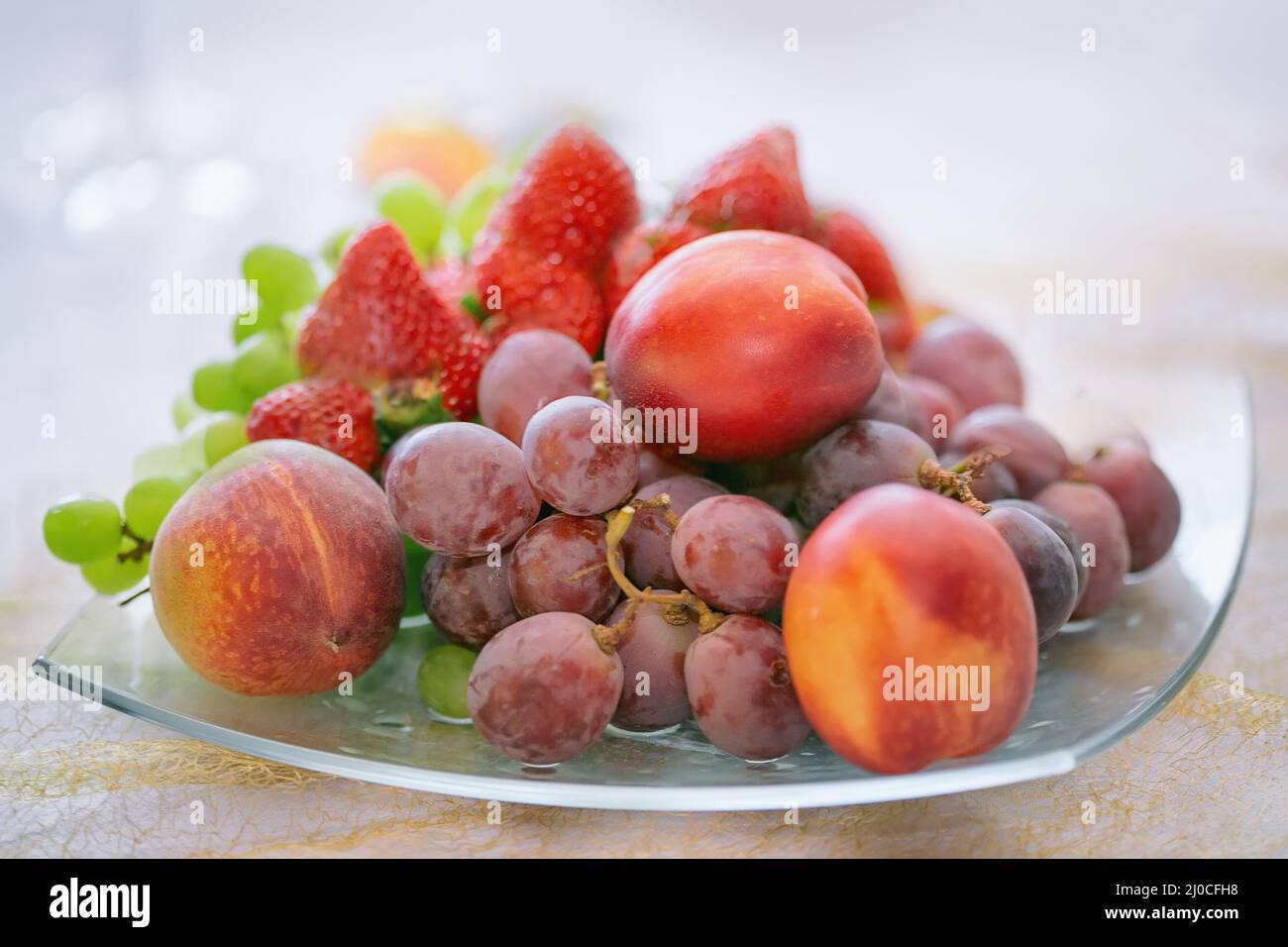 Assiette pleine de fruits Banque de photographies et d’images à haute ...