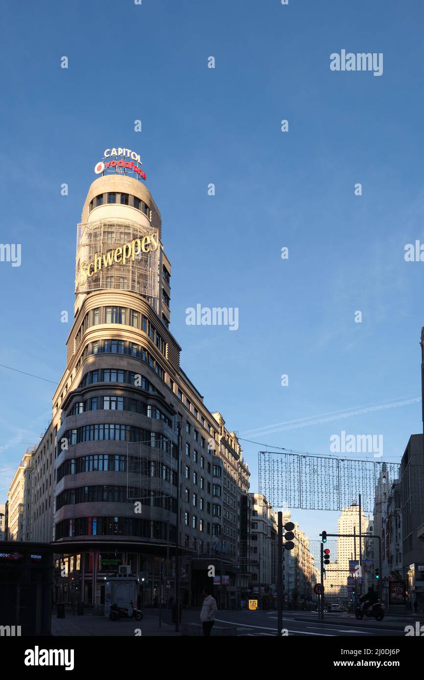 Vue sur Gran via avec le célèbre Edificio Carrión Capitol avec l'emblématique publicité au néon ...