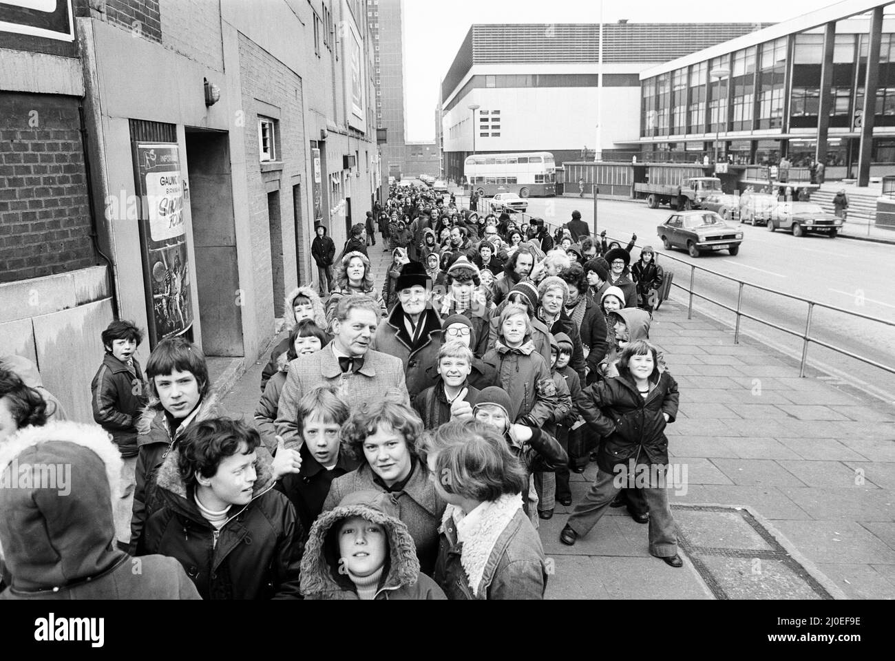Queue outside cinema star wars Banque de photographies et d’images à haute résolution - Alamy