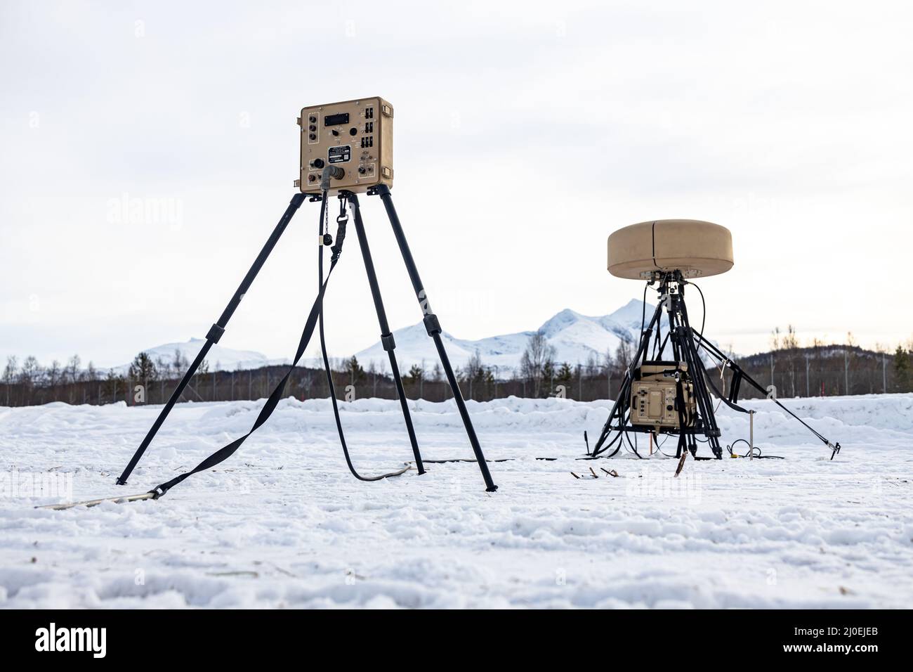 Un système DE navigation aérienne tactique (TACAN) AN/TRN-47 est mis en ...