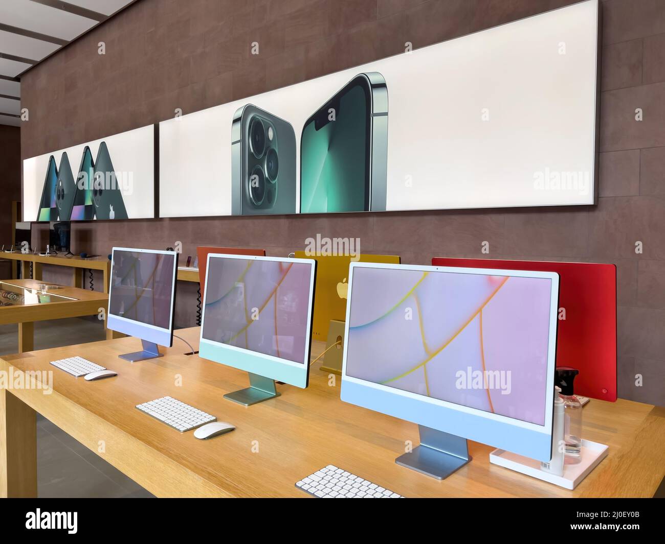 Paris, France - 18 mars 2022 : la publicité pour la nouvelle gamme ...