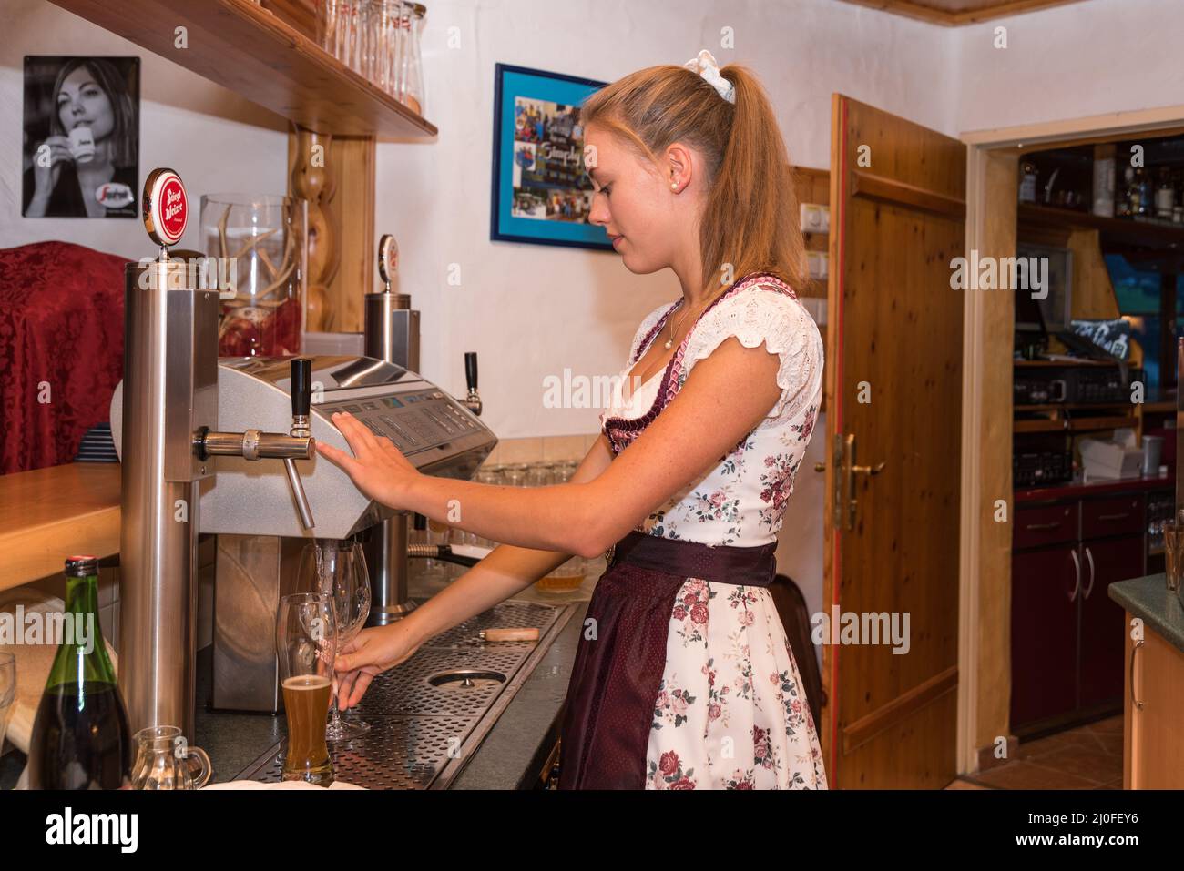 Hotel waitress Banque de photographies et d’images à haute résolution ...