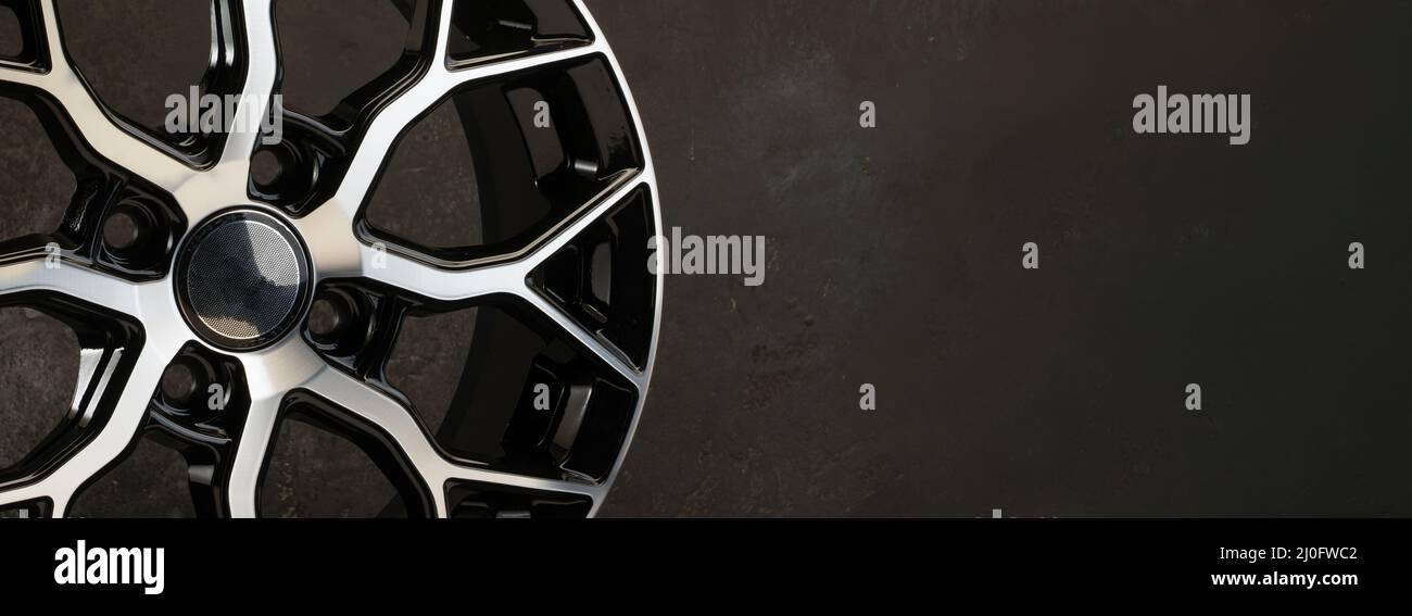 nouvelles roues en alliage noir sur fond noir texturé foncé. roue pour ...