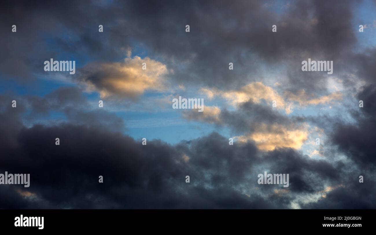Ciel gris et soleil Banque de photographies et d’images à haute ...