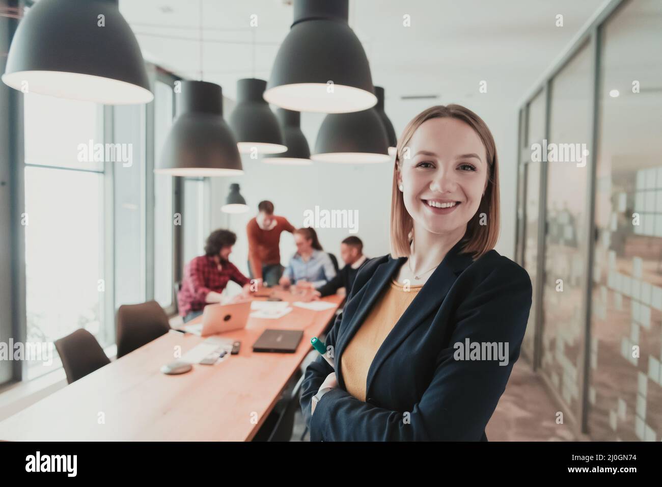 Portrait d'une femme d'affaires heureuse dans un bureau moderne. Femme d'affaires souriant et ...
