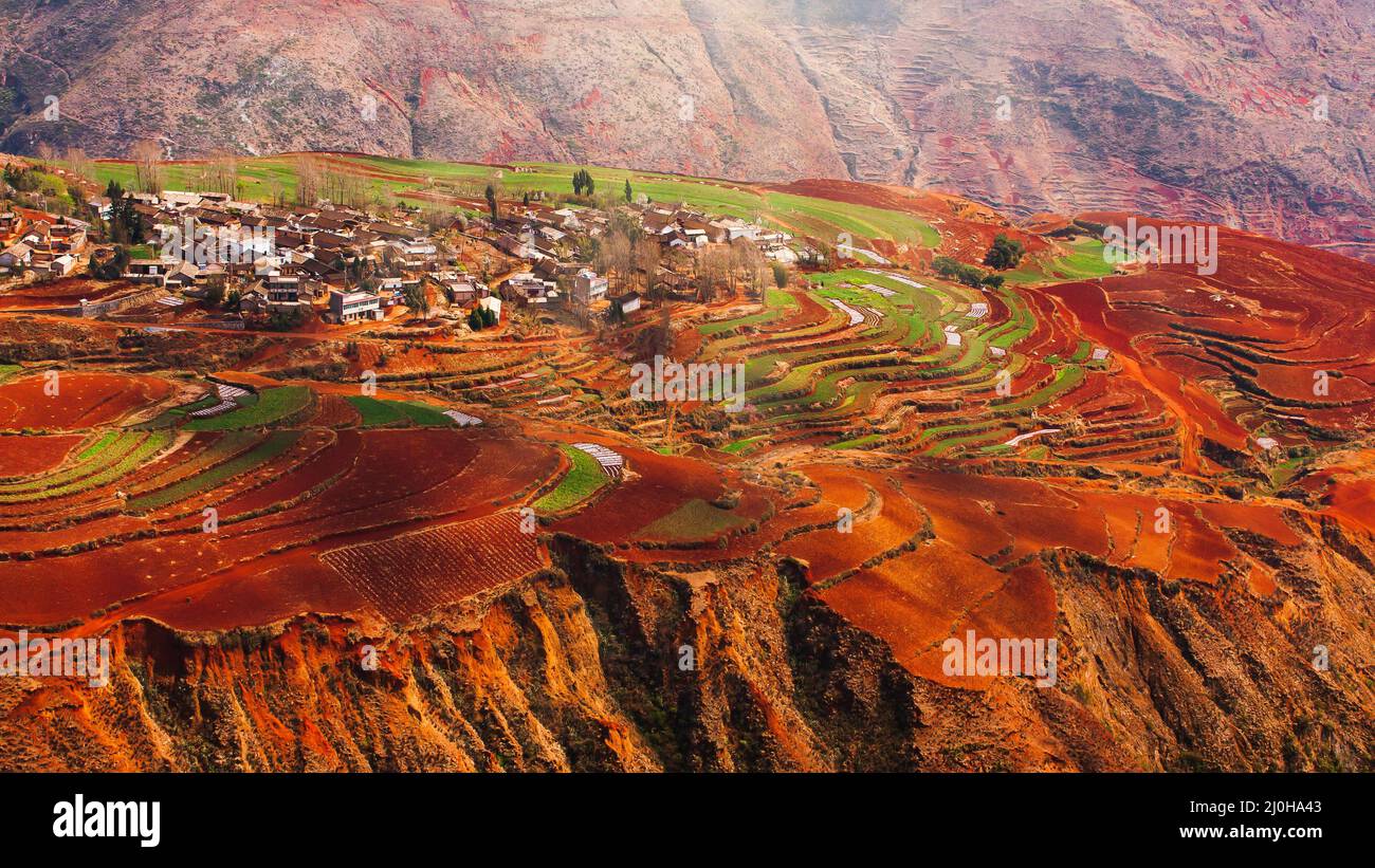 Le paysage de montagnes terrasses vues ou Dongchuan Red Land, un ancien ...