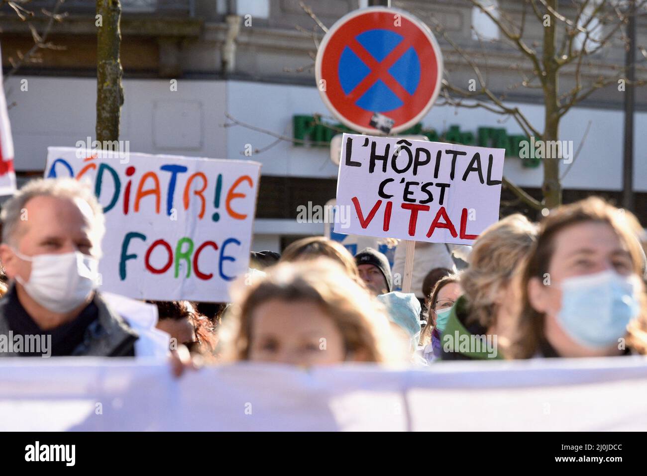 Mars pour la santé, les travailleurs de la santé démontrent de dénoncer ...