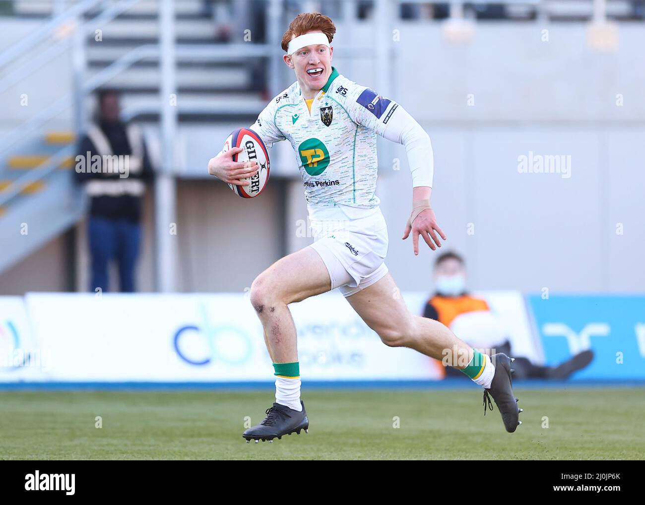 Northampton Saints's George Hendy court avec le ballon sur la voie de ...
