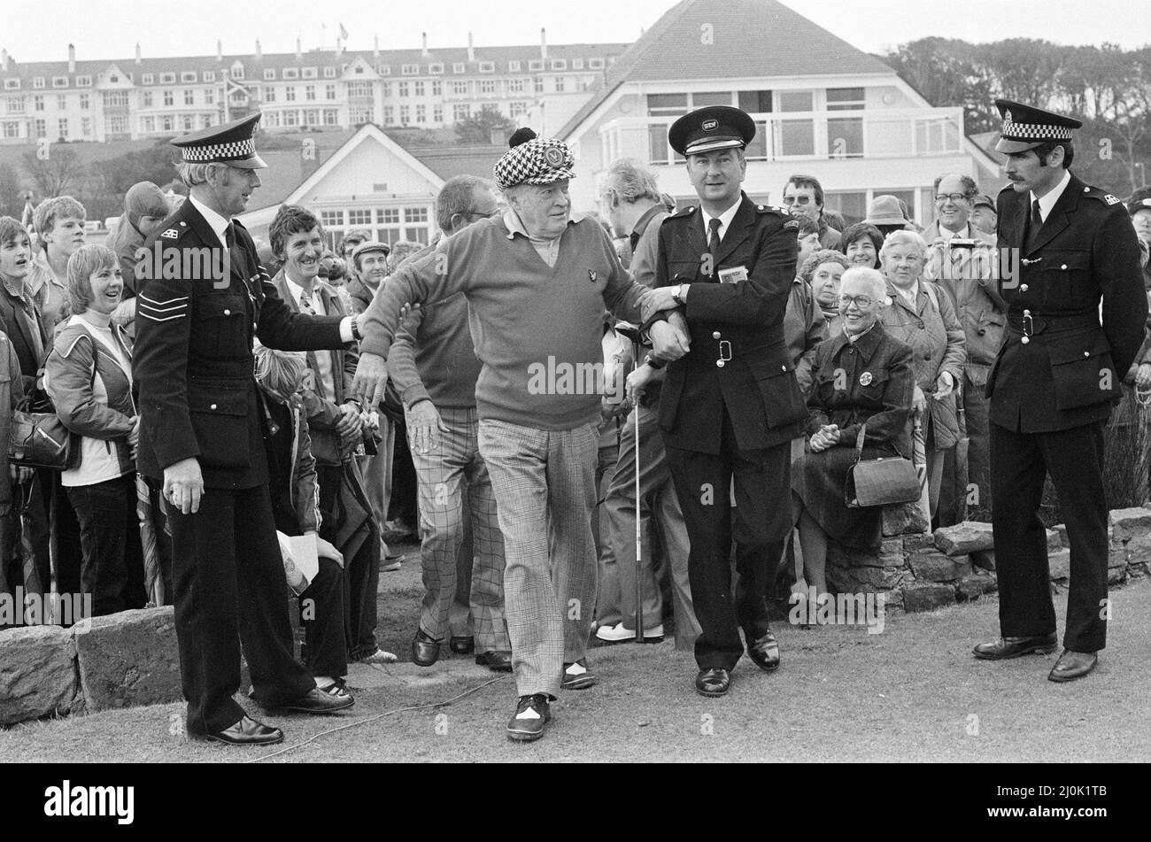 Bob Hope, comédien et acteur américain, jouant au golf en Écosse ...
