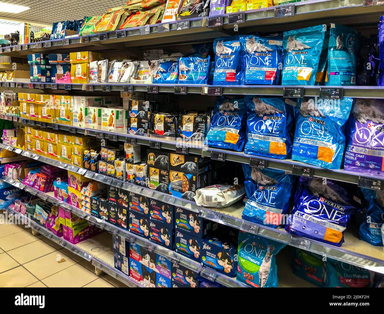 Paris, France, dans un supermarché français, rayons produits de ...