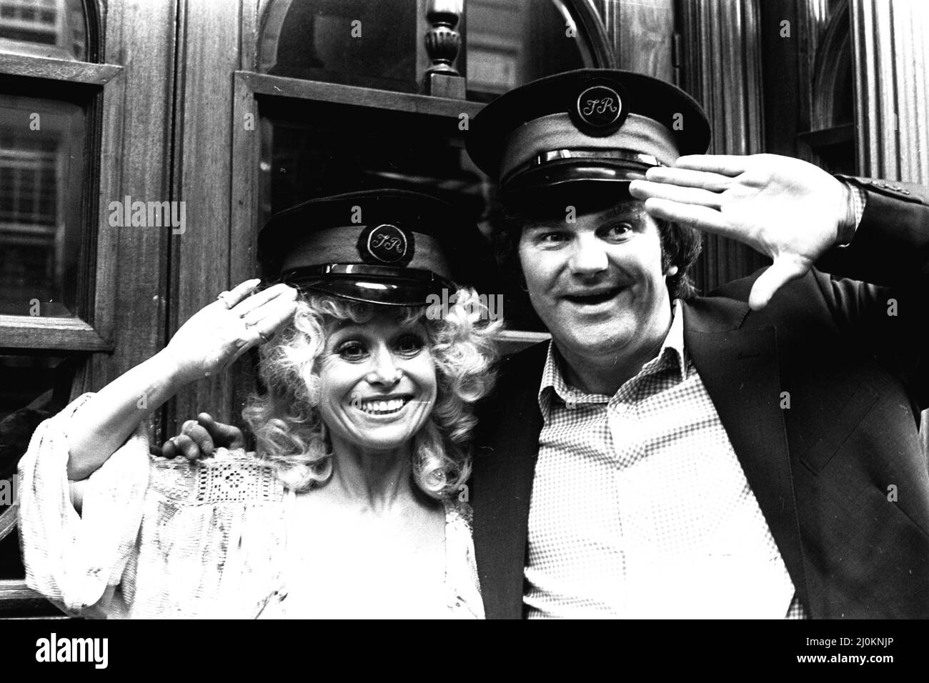 L'actrice Barbara Windsor avec le comédien local Spike Rawlings devant ...