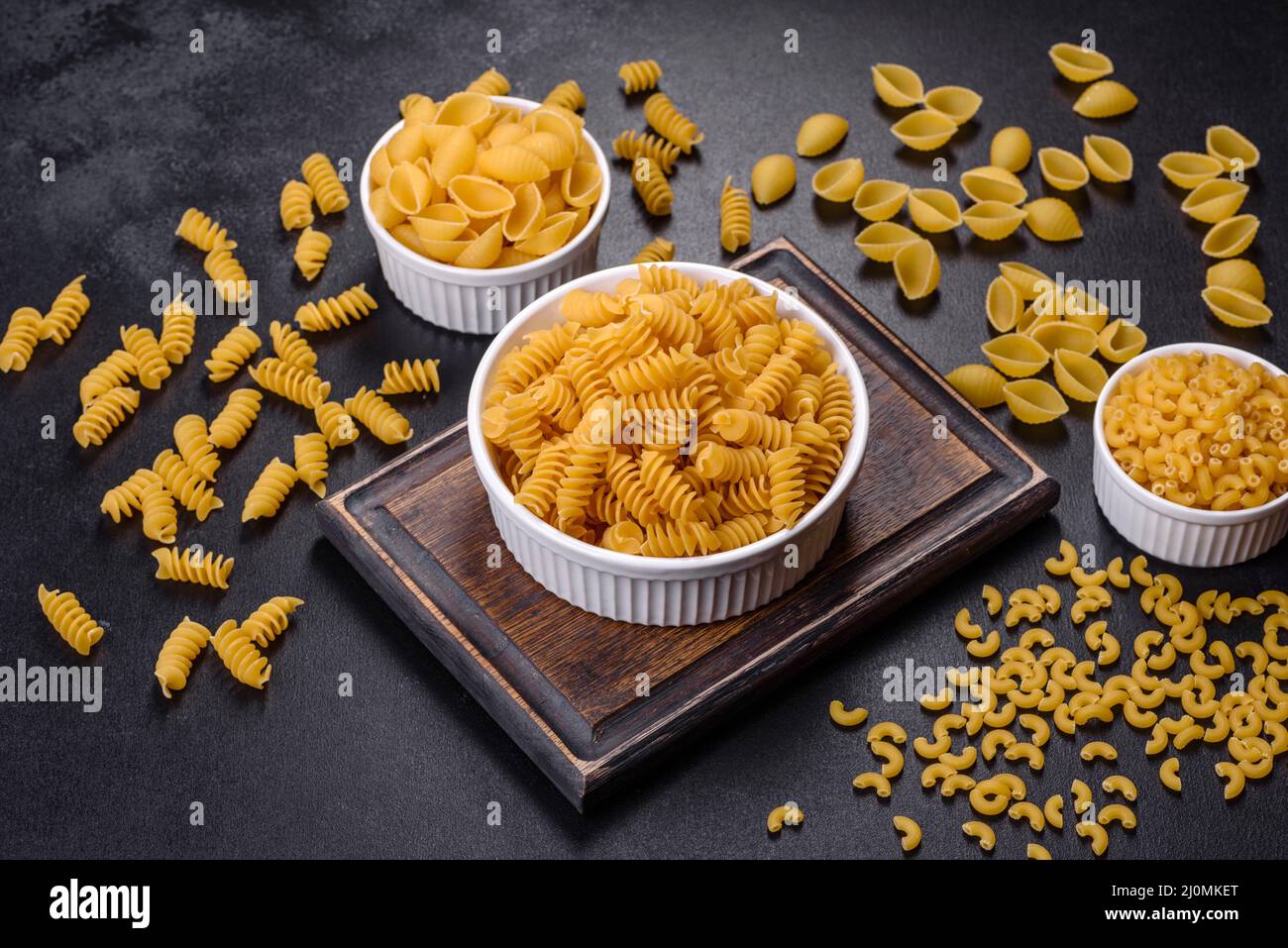 Disposition des pâtes italiennes crues, vue sur le dessus, différents ...