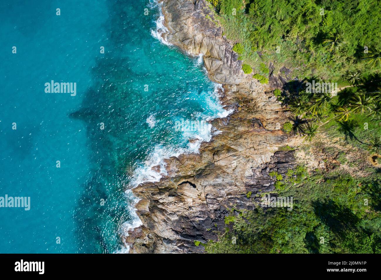 Vue aérienne de la mer des vagues qui s'écrasant vagues blanc moussant ...