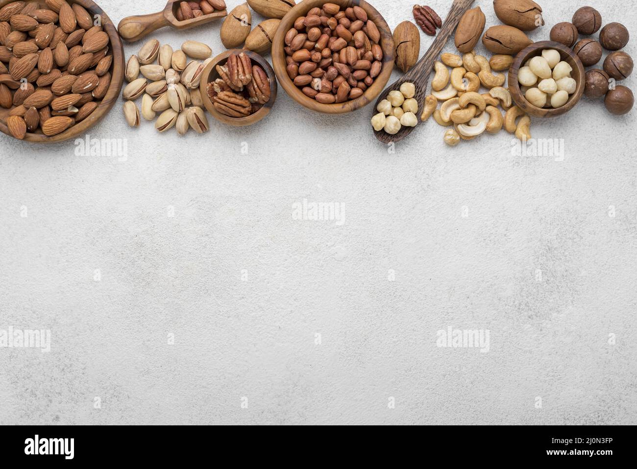 Different kinds of nuts Banque de photographies et d’images à haute ...