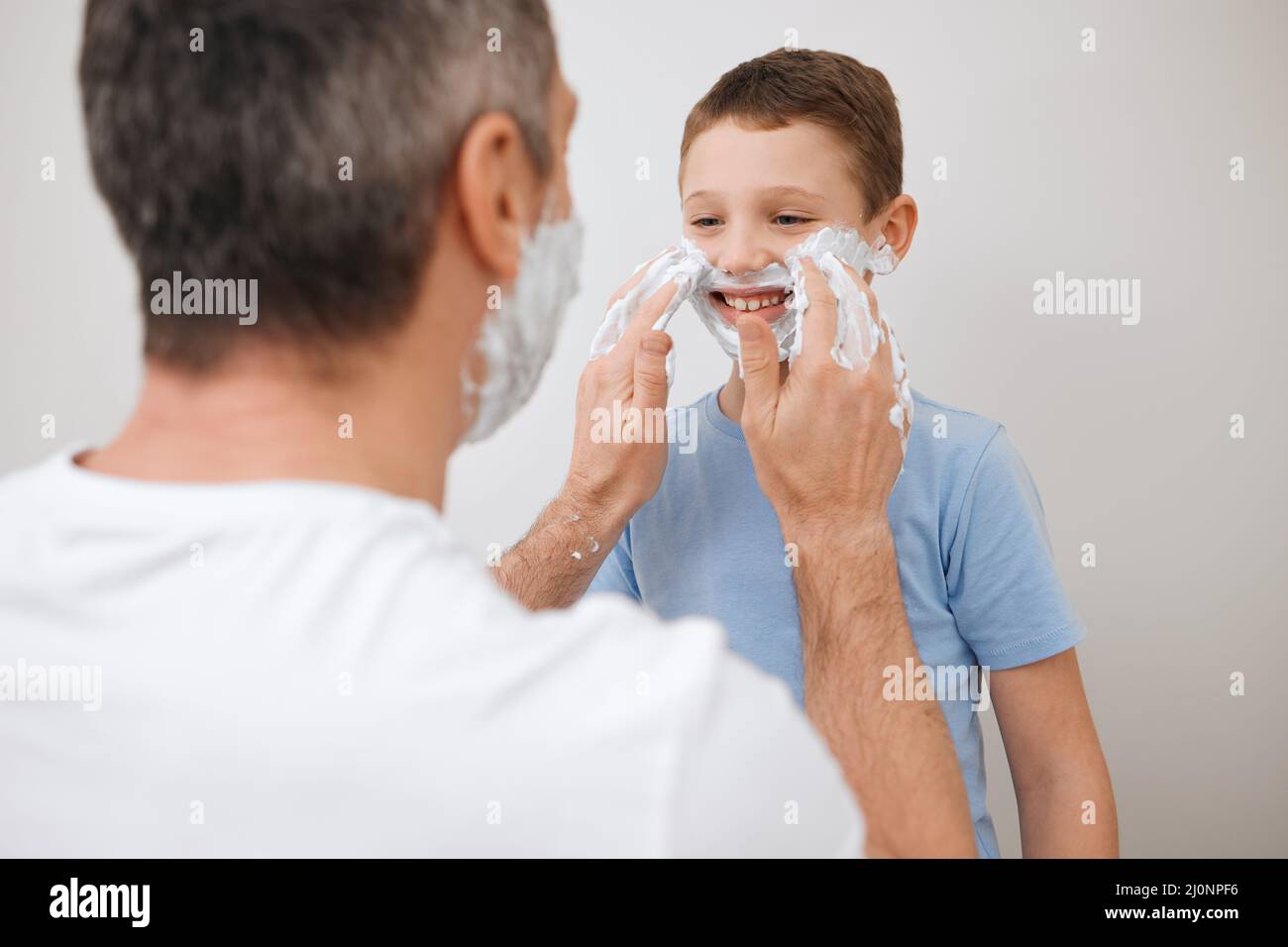Ok à Votre Tour Coupe Courte Dun Beau Homme Mature Qui Apprend à Son