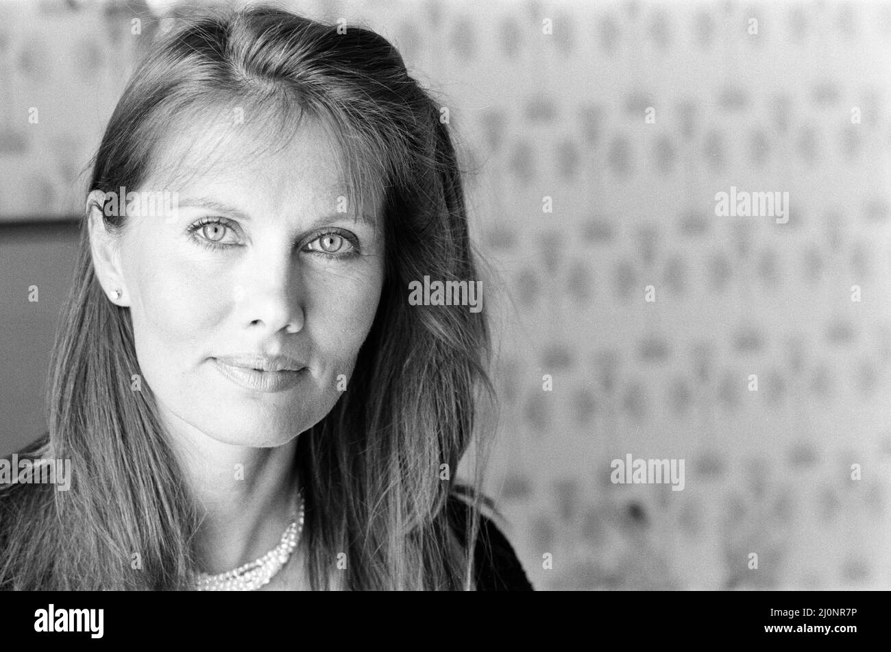 Maud adams james bond Banque d'images noir et blanc - Alamy