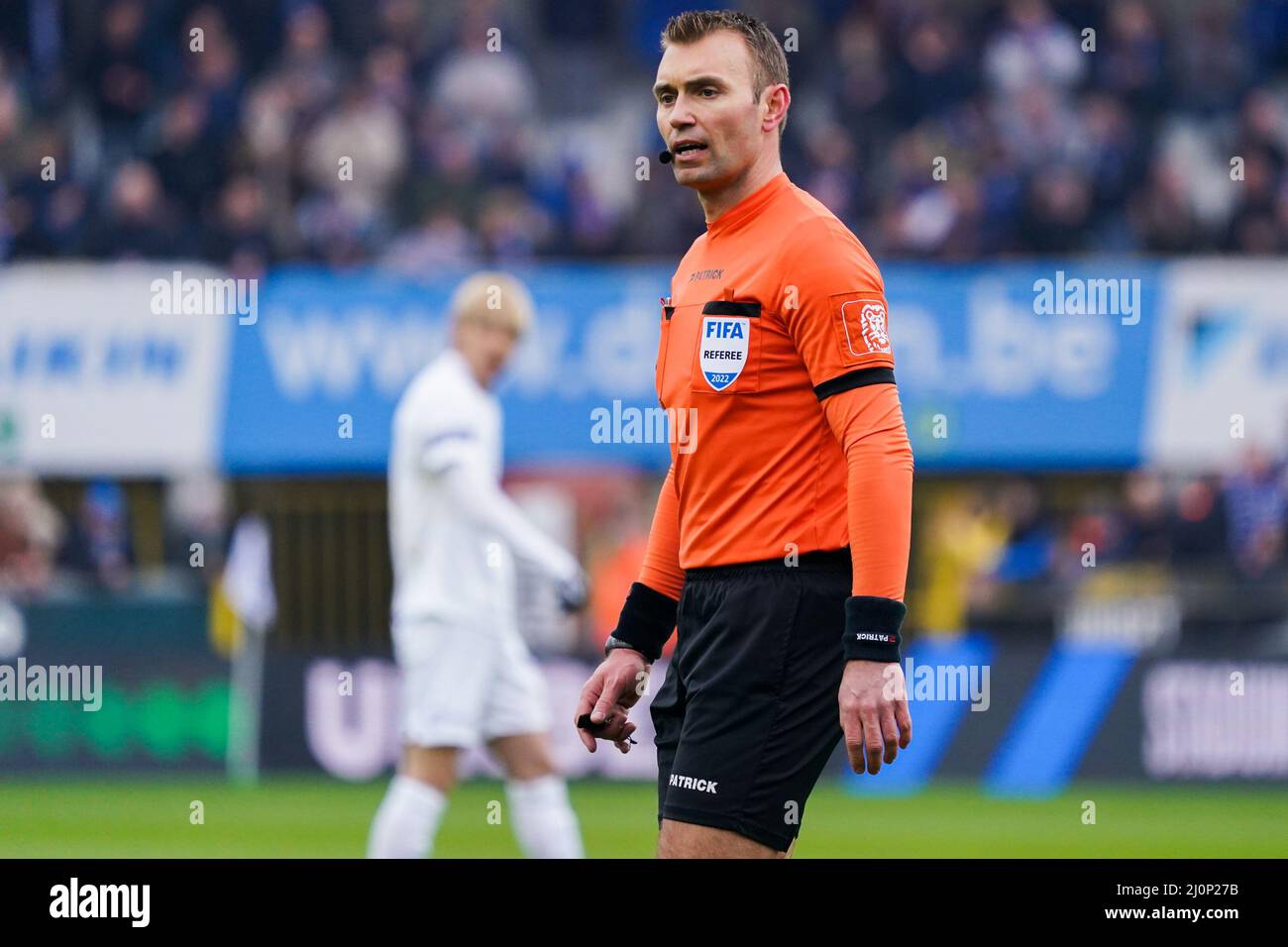 BRUGGE, BELGIQUE - 20 MARS : arbitre Nicolas Laforge lors du match ...