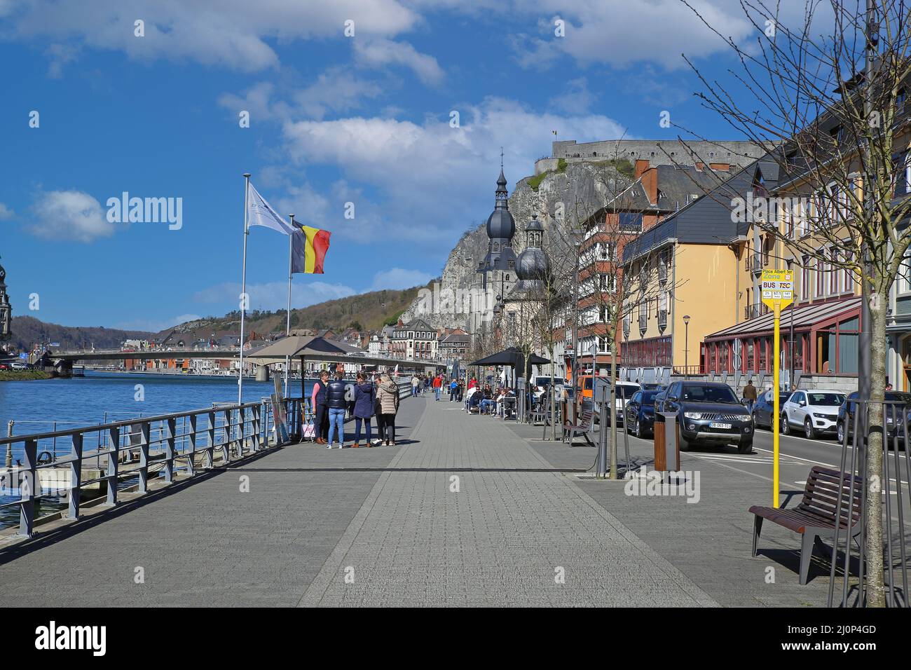 Dinant, Belgique - Mars 9. 2022: Vue sur la promenade du rivage de la ...