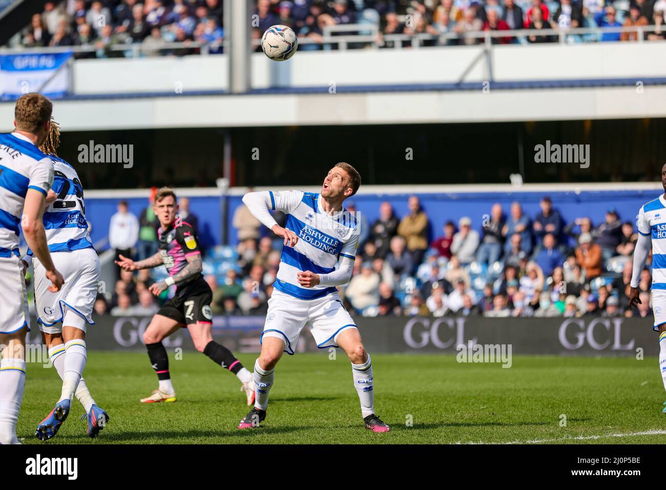 LONDRES, ROYAUME-UNI. 20th MARS Sam Field, de QPR, est à l'honneur lors ...