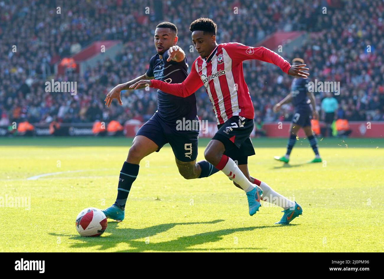 Gabriel Jesus (à gauche) de Manchester City et Kyle Walker-Peters de ...