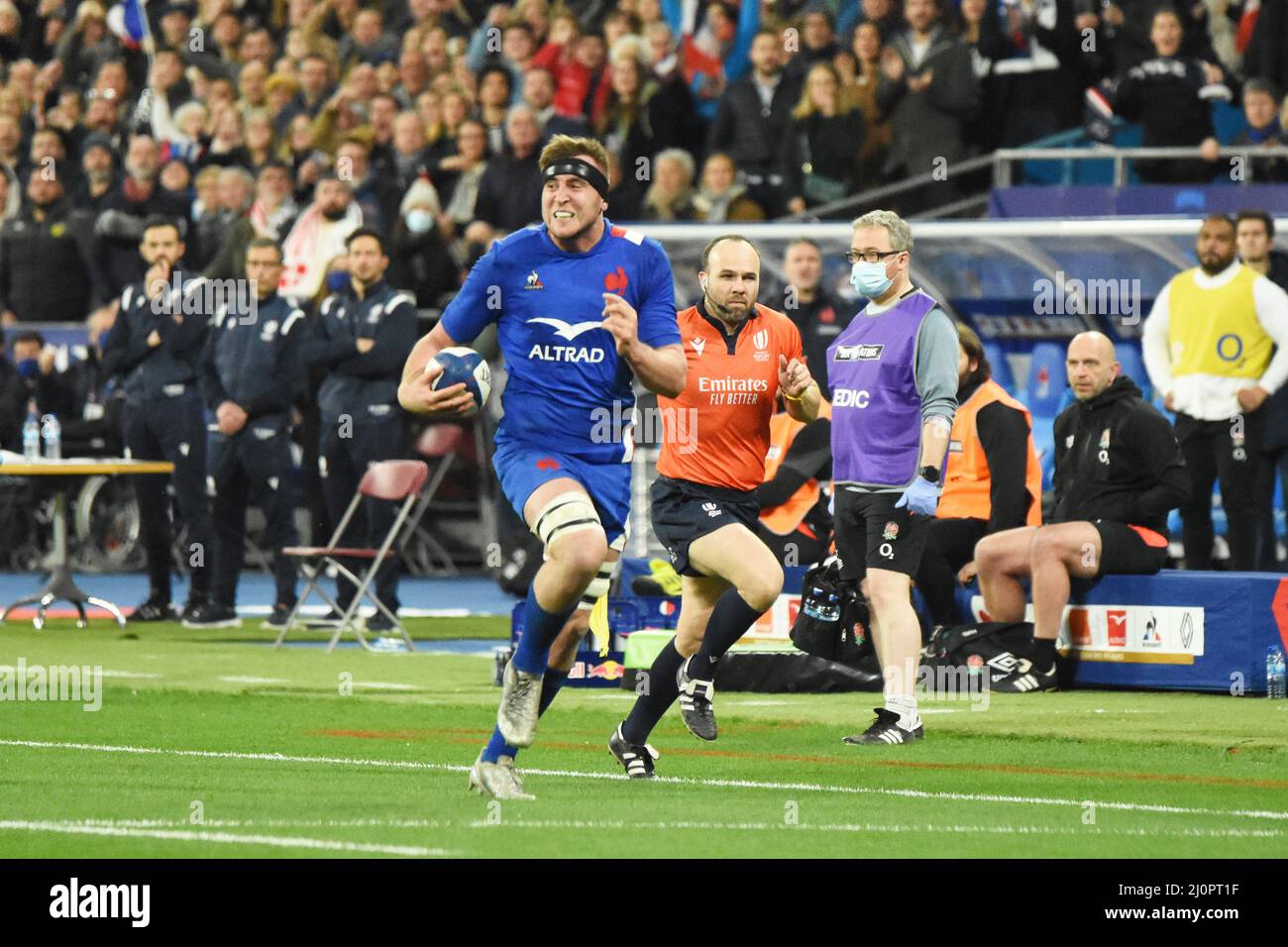 Anthony Jelonch (FRA) court avec le ballon lors du match de rugby six ...