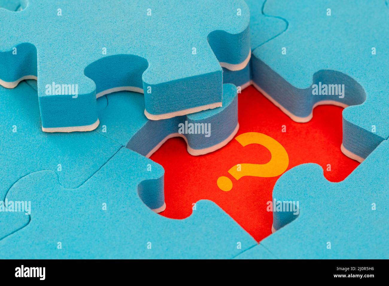Pièce manquante du puzzle avec point d'interrogation Photo Stock - Alamy