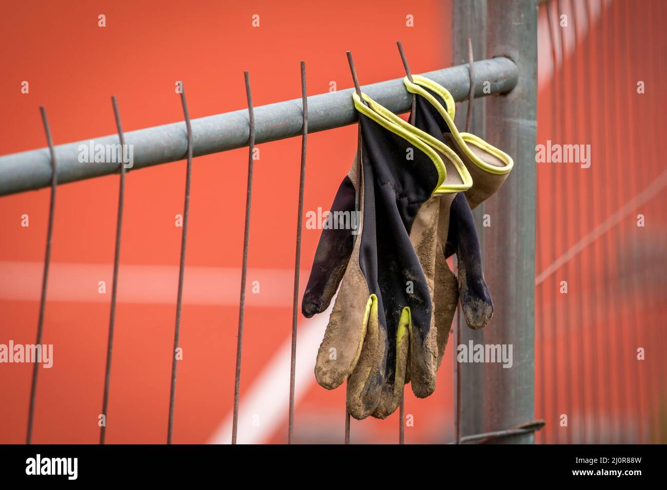 Gants sales Banque de photographies et d’images à haute résolution - Alamy