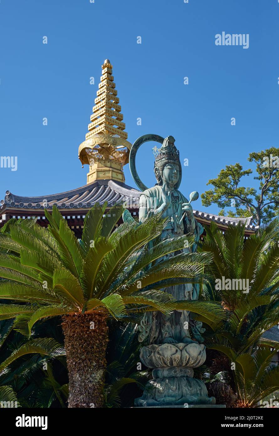 La statue de Kannon et le toit de pagode incurvé avec le sorin doré au ...