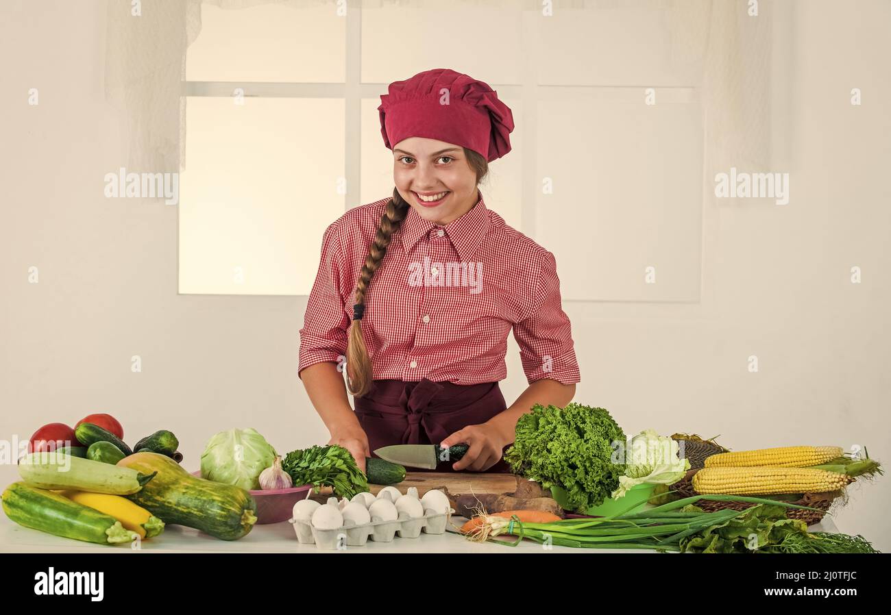 mon passe-temps préféré. enfant porte l'uniforme et le chapeau de chef ...