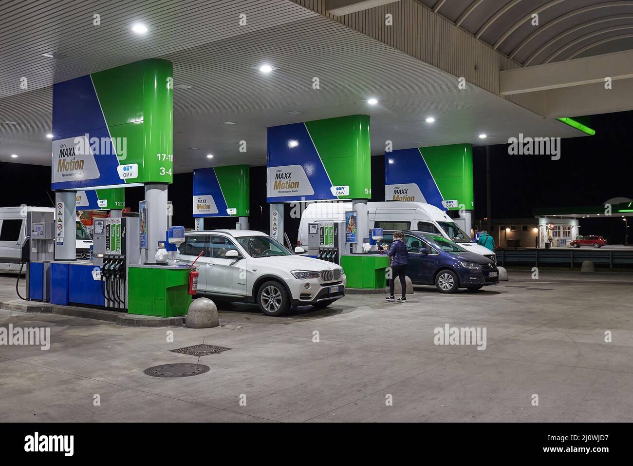 Night petrol station Banque de photographies et d’images à haute ...